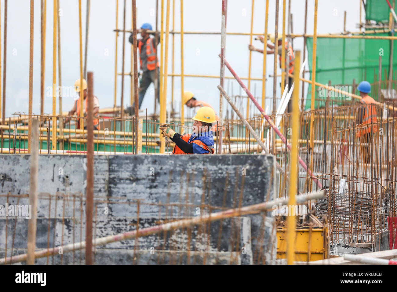 Chinese migrant workers construct a high-rise residential apartment ...
