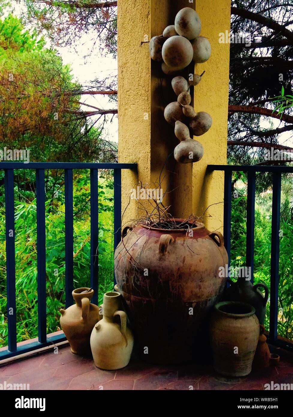 Hanging containers hi-res stock photography and images - Alamy