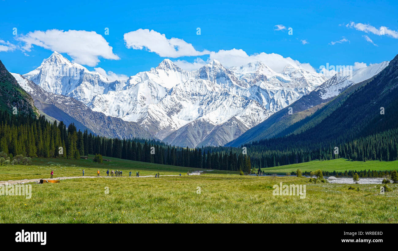 China xinjiang tianshan mountains hi-res stock photography and images ...