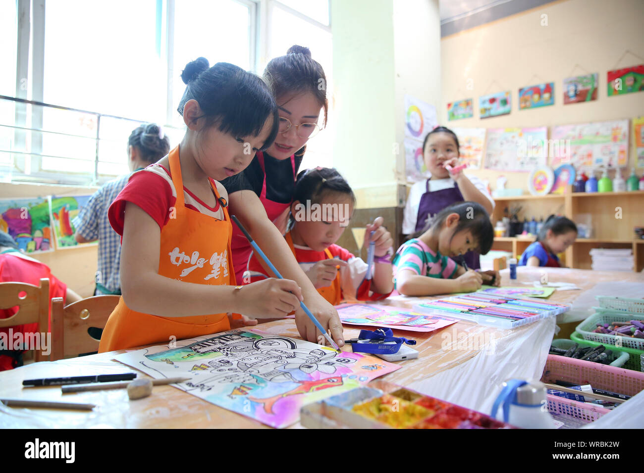 Chinese kid drawing hi-res stock photography and images - Alamy