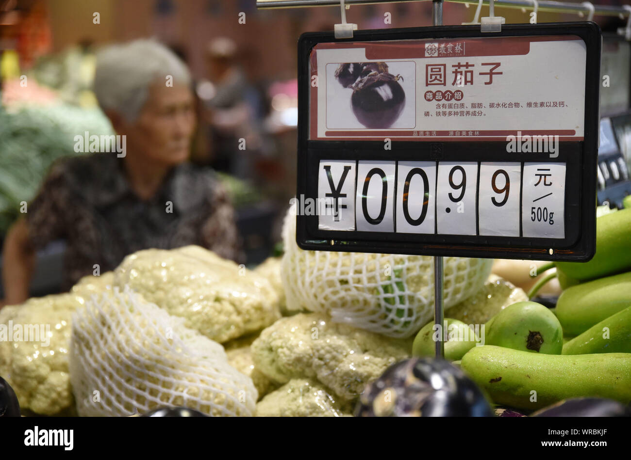 Chinese customer hi-res stock photography and images - Alamy