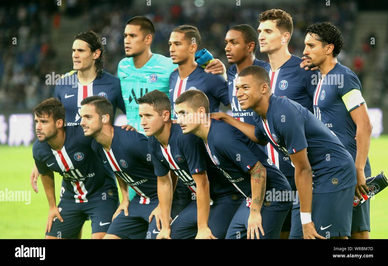 Members of the starting line-up of Paris Saint-Germain pose for ...