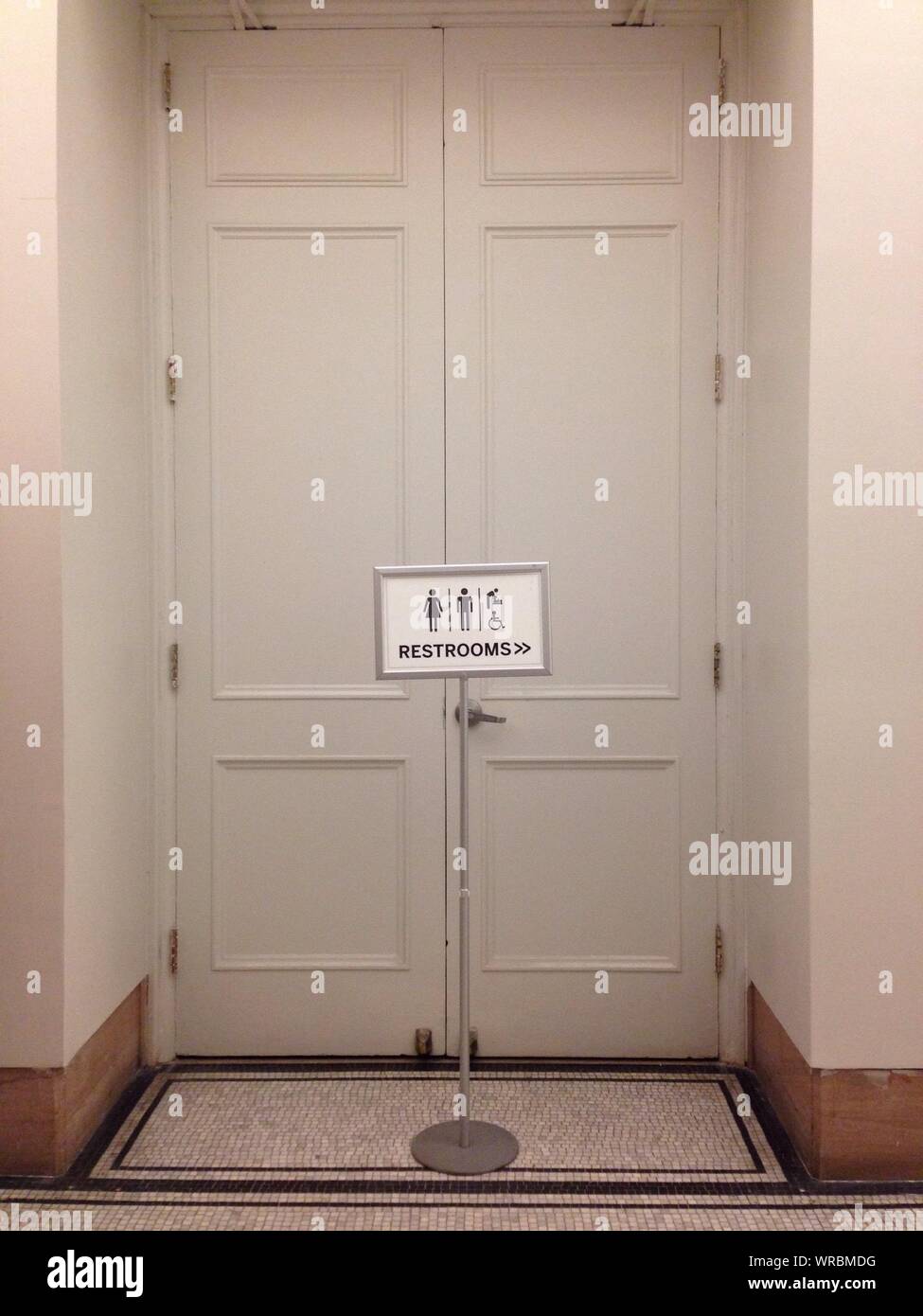 Restroom door sign hi-res stock photography and images - Alamy