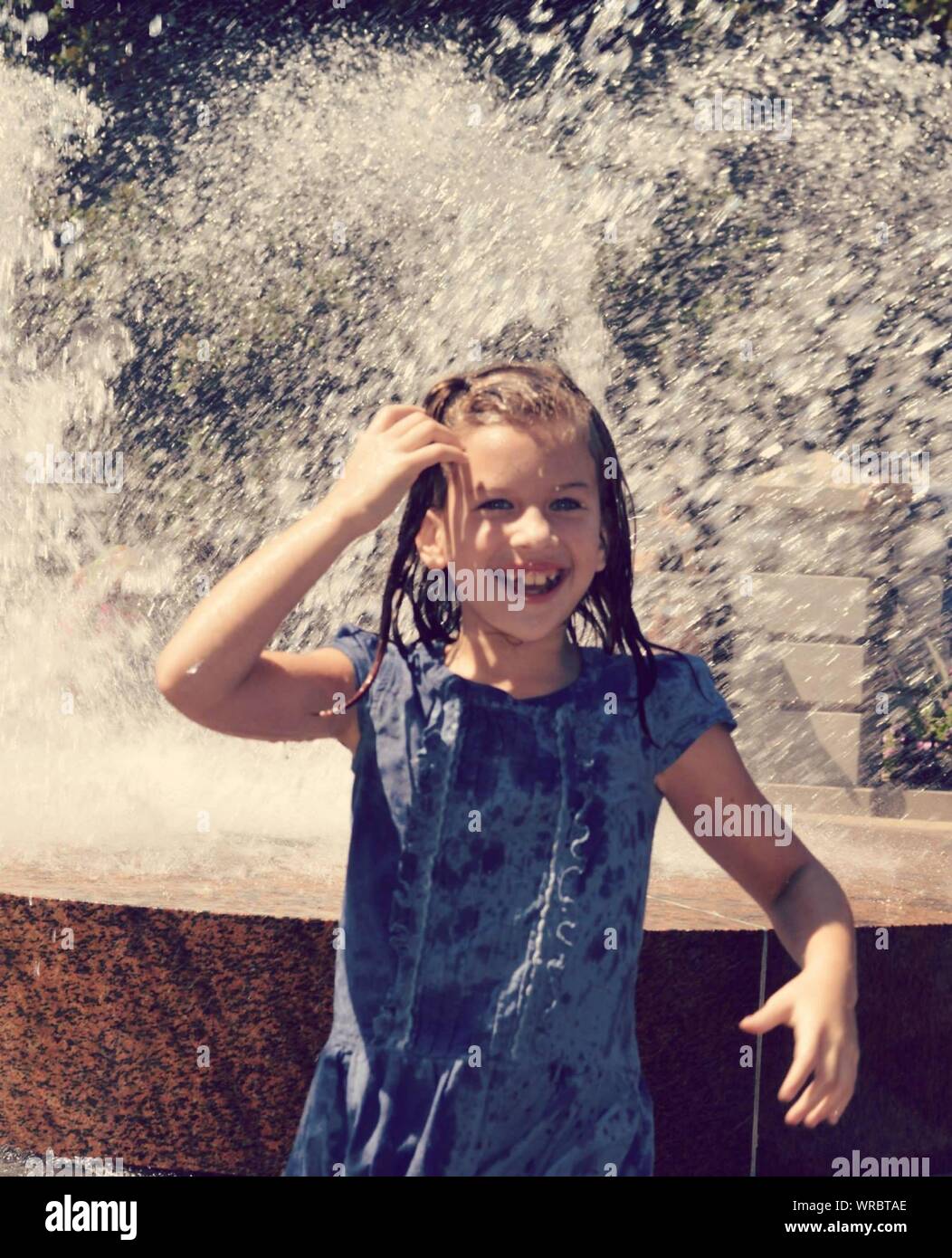 Girls standing fountain hi-res stock photography and images - Alamy