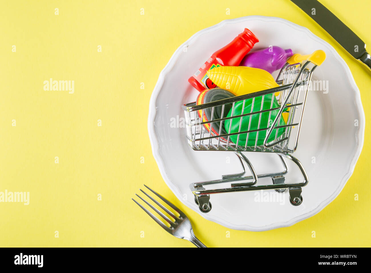 Empty food cart on white plate. Grocery shopping concept, weekly meal ...
