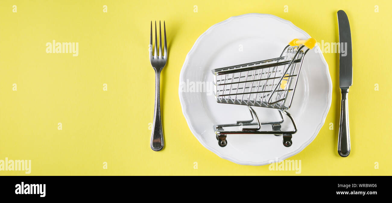 Empty food cart on white plate. Grocery shopping concept, weekly meal ...