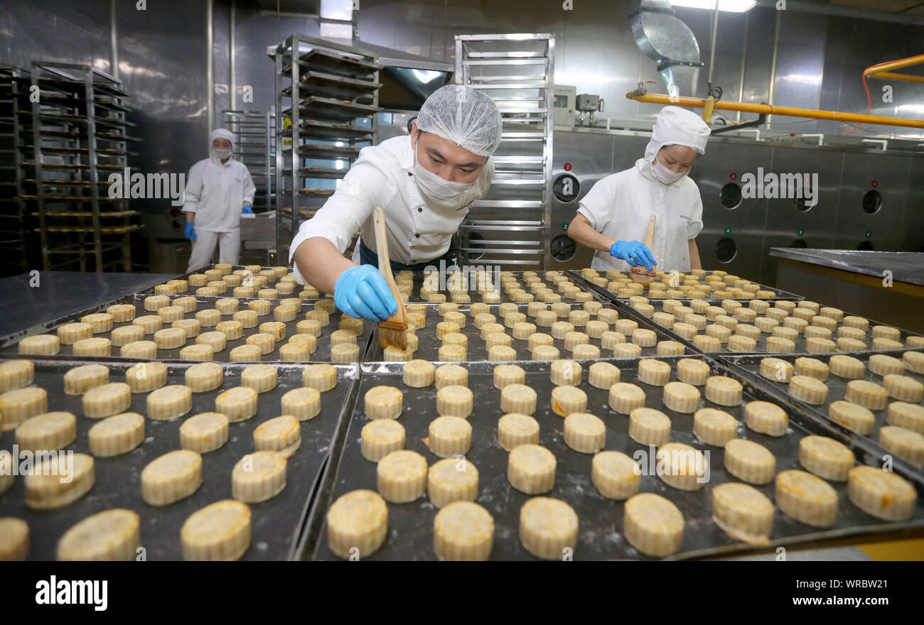 Chinese workers make mooncakes for the upcoming Mid-Autumn Festival at ...