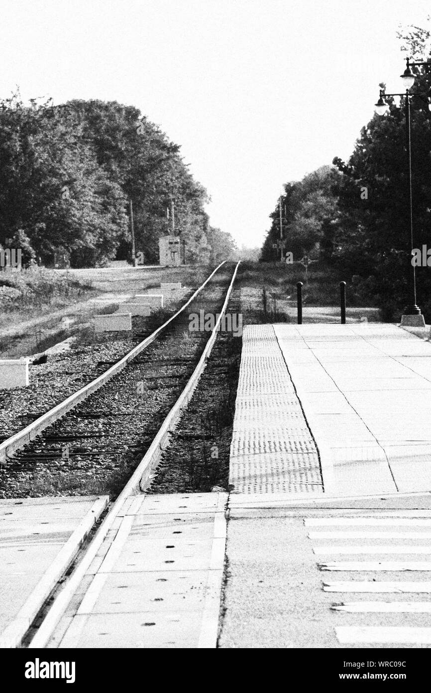 Platform railroad hi-res stock photography and images - Alamy