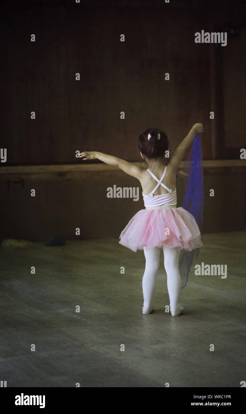 Dancer in ballet studio hi-res stock photography and images - Alamy