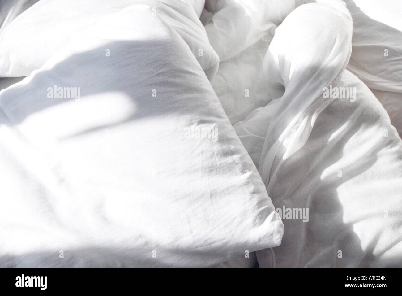 White sheets hi-res stock photography and images - Alamy