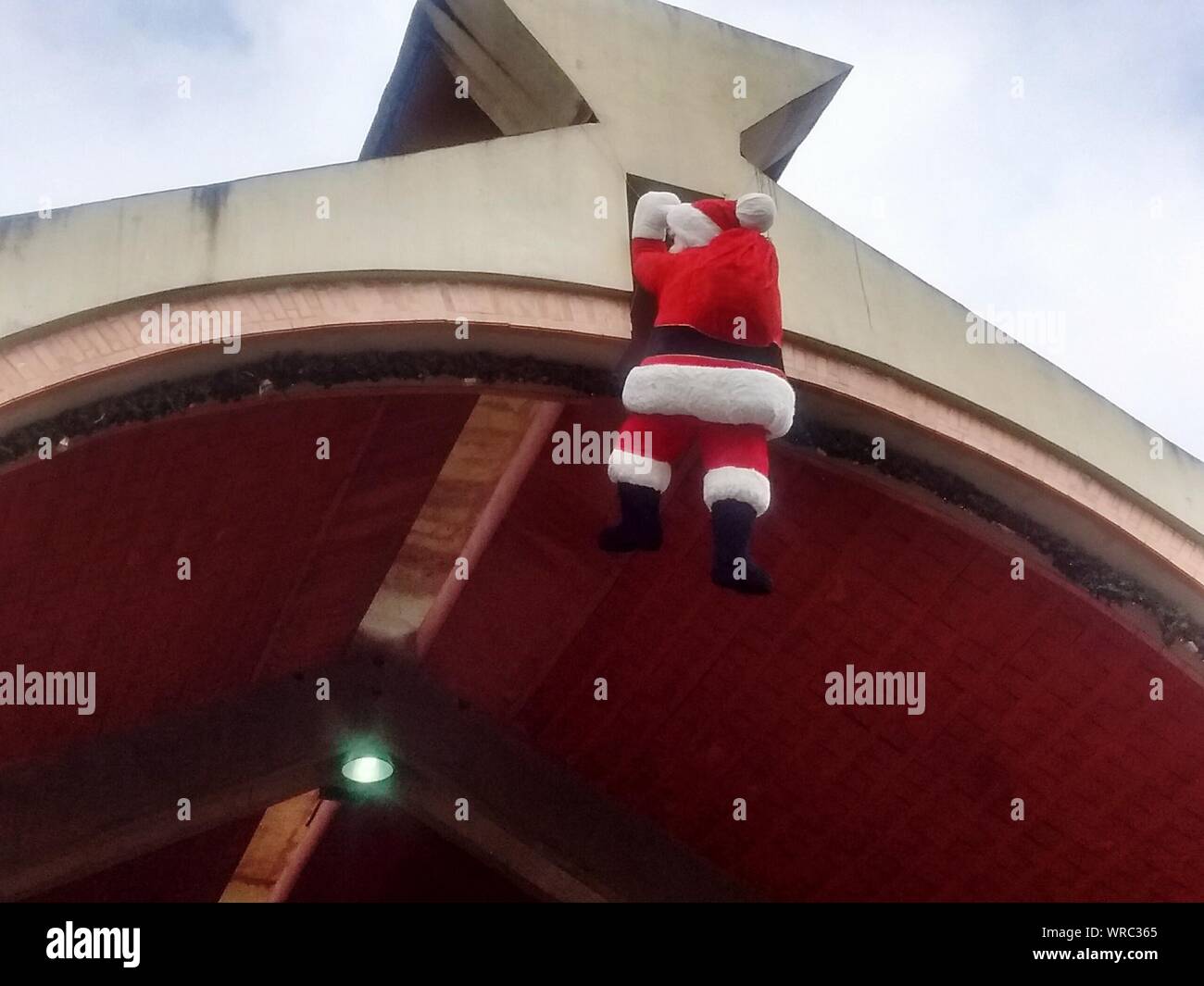 Santa claus on the roof hi-res stock photography and images - Alamy