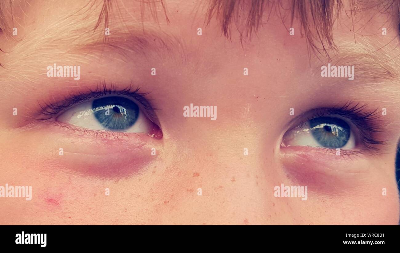 Child looking up hi-res stock photography and images - Alamy