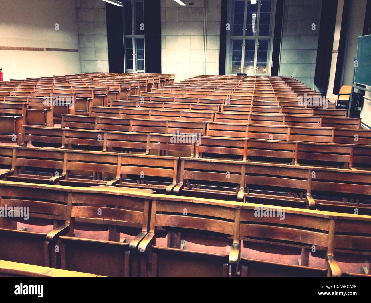 Empty lecture hall hi-res stock photography and images - Alamy