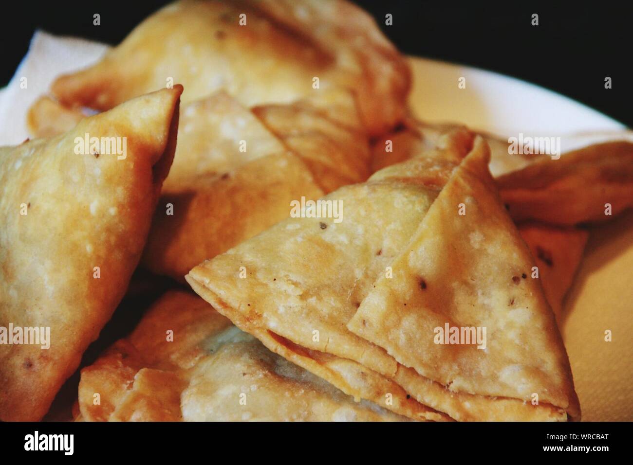 Samosa on plate hi-res stock photography and images - Alamy