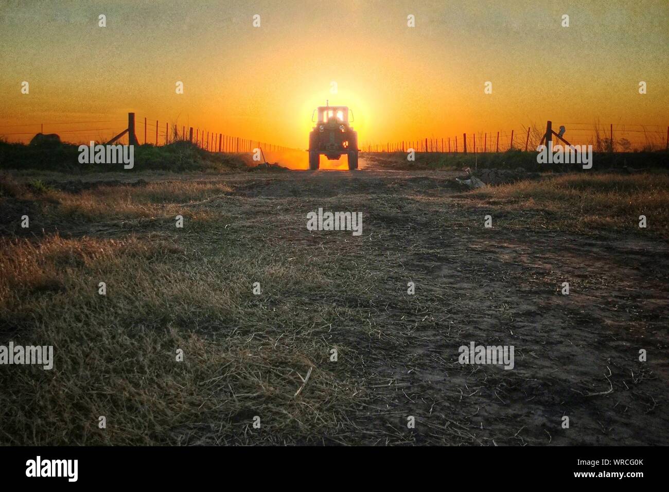 Scene silhouette sunset tractor hi-res stock photography and images - Alamy