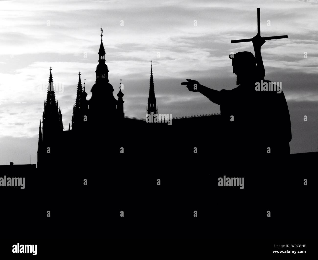 Statue pointing hi-res stock photography and images - Alamy