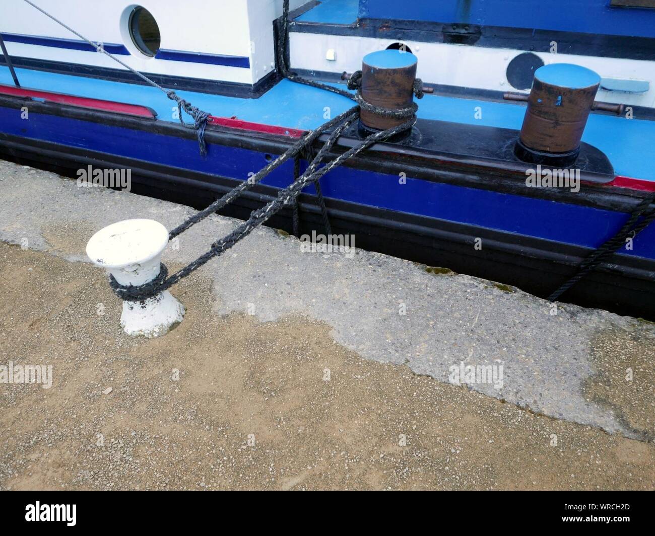 Ship tied to cleat hi-res stock photography and images - Alamy
