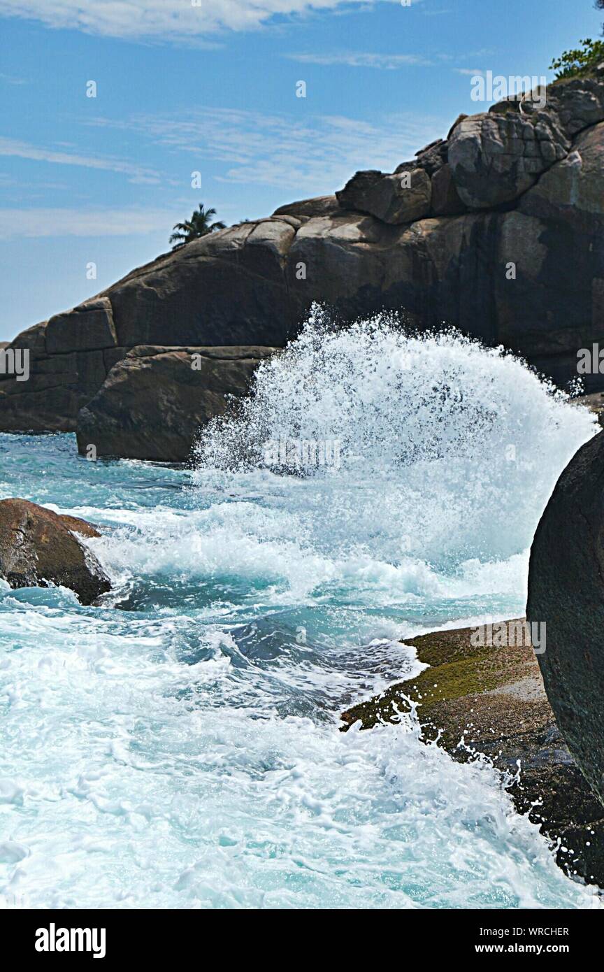 Splashing against rock hi-res stock photography and images - Alamy