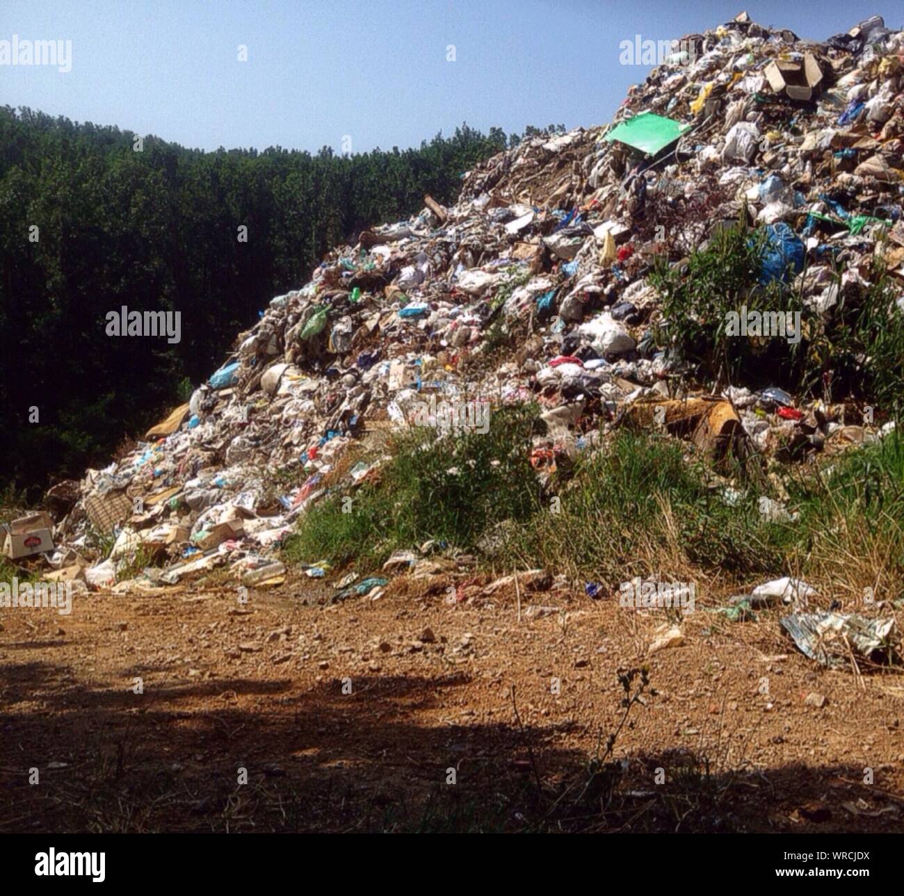 Garbage mountain mountains hi-res stock photography and images - Alamy