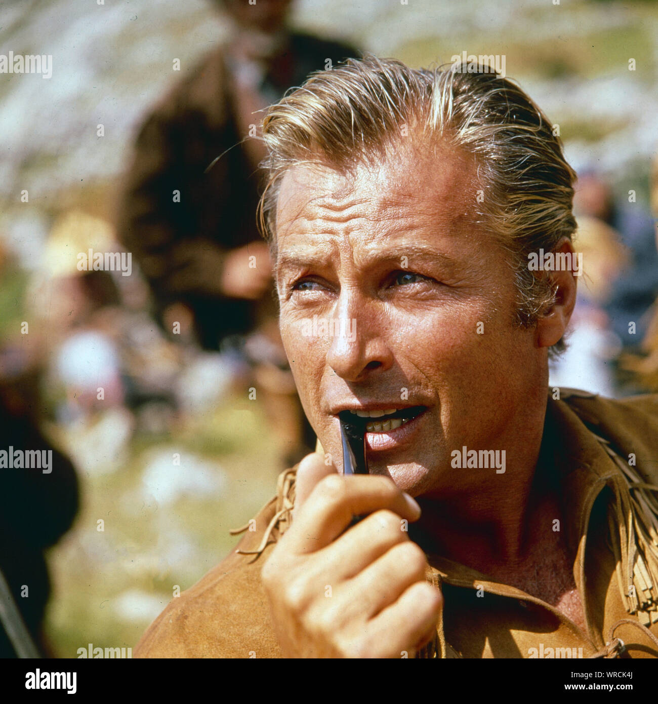 Lex Barker, amerikanischer Schauspieler, raucht eine Pfeife in einer ...