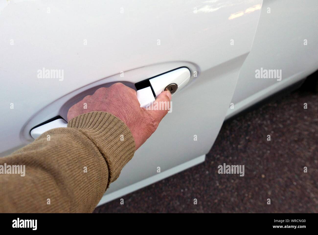 Hand opening car door hi-res stock photography and images - Alamy