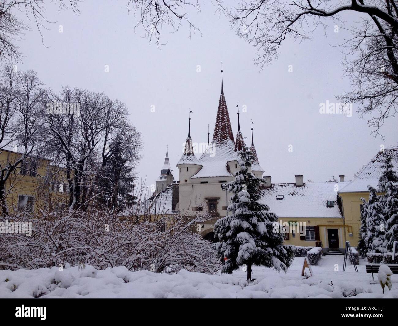 Snow covered buildings hi-res stock photography and images - Alamy