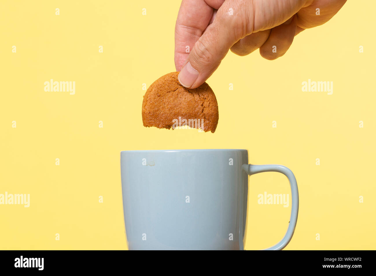 Dunk dunked dunking hi-res stock photography and images - Alamy