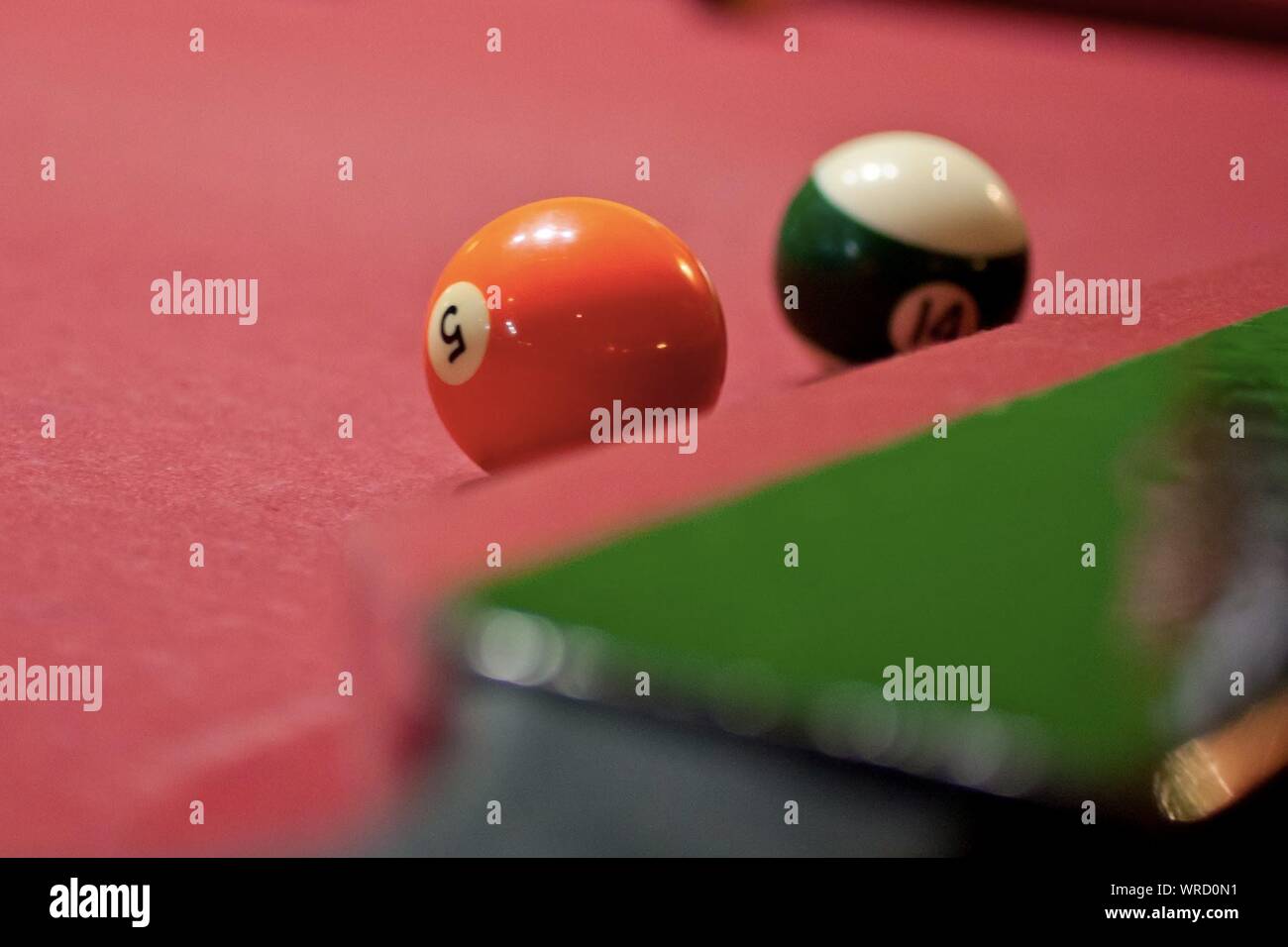 Number 5 pool ball hi-res stock photography and images - Alamy