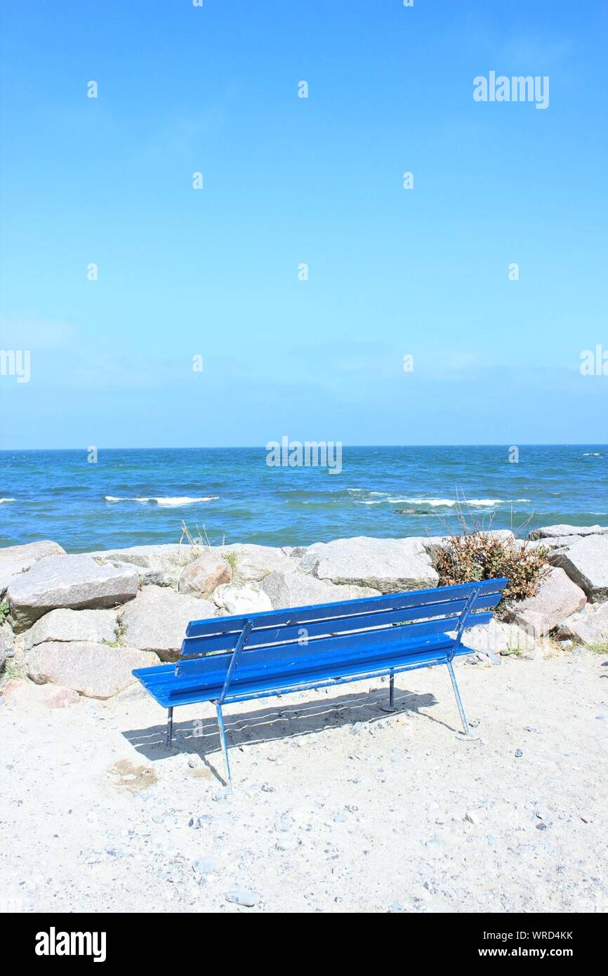 Bench facing sea hi-res stock photography and images - Alamy