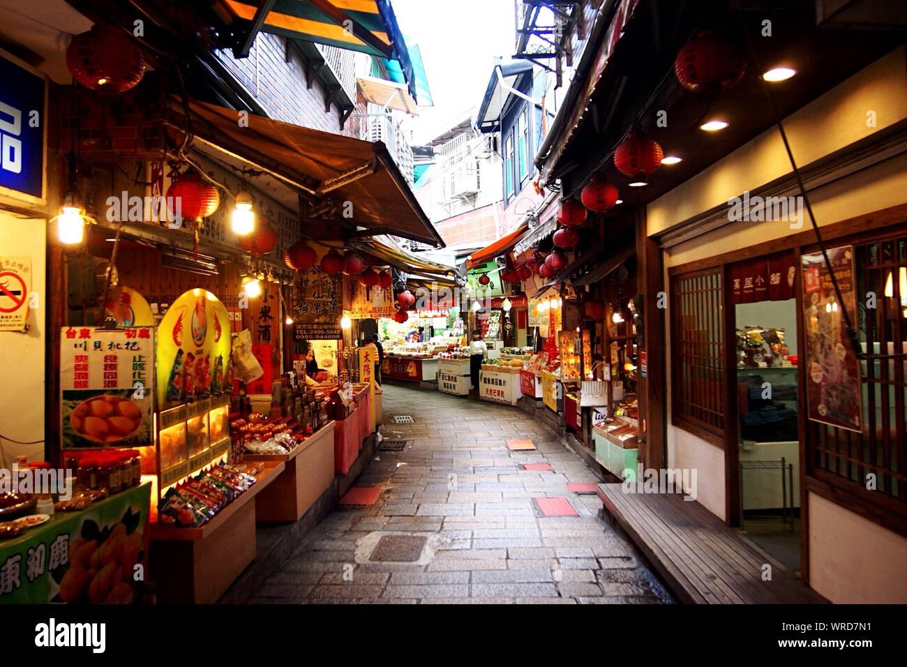 Shops footpath hi-res stock photography and images - Alamy