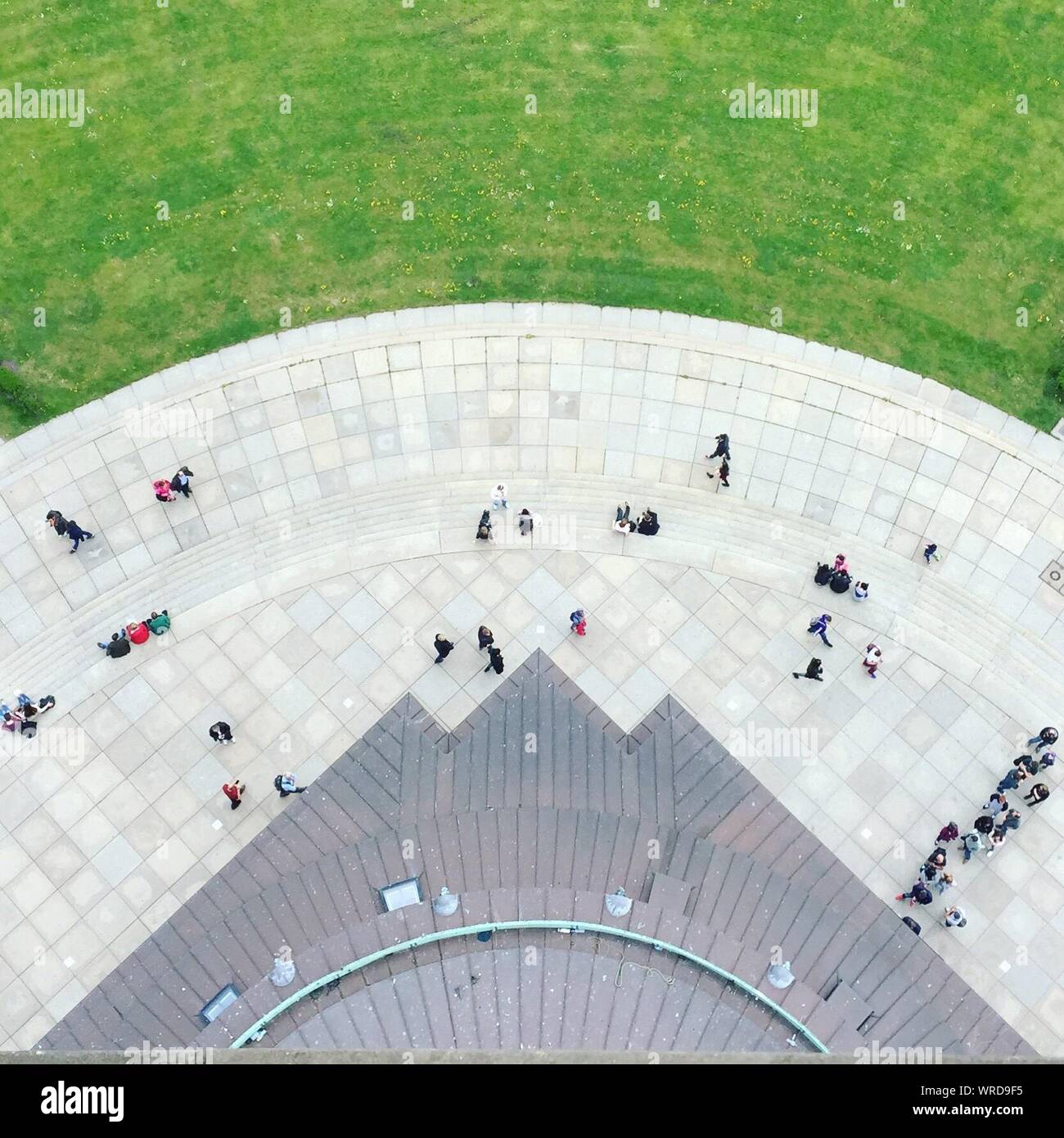 Lawn pathway hi-res stock photography and images - Alamy