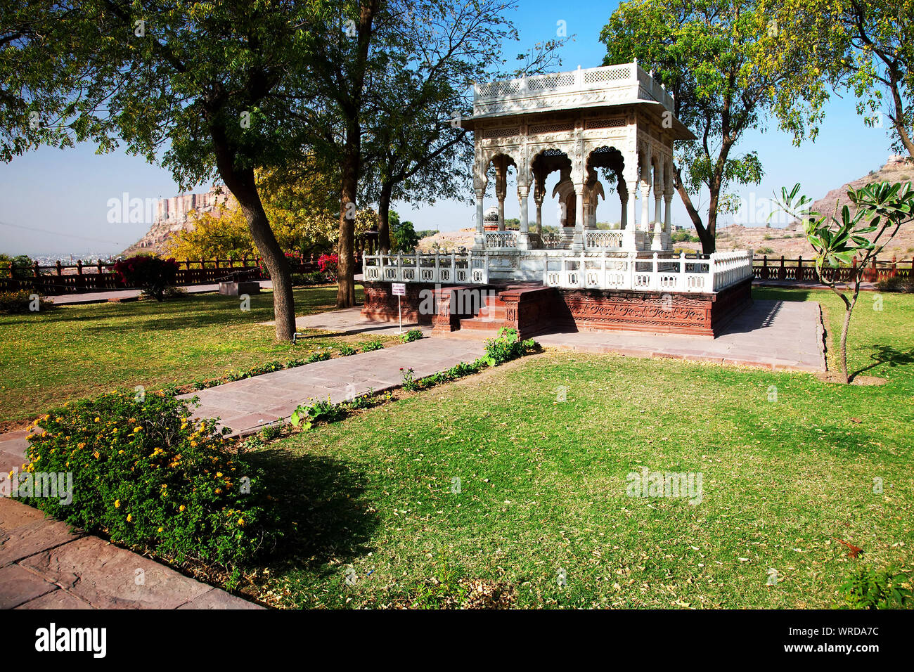 Empty garden hi-res stock photography and images - Alamy