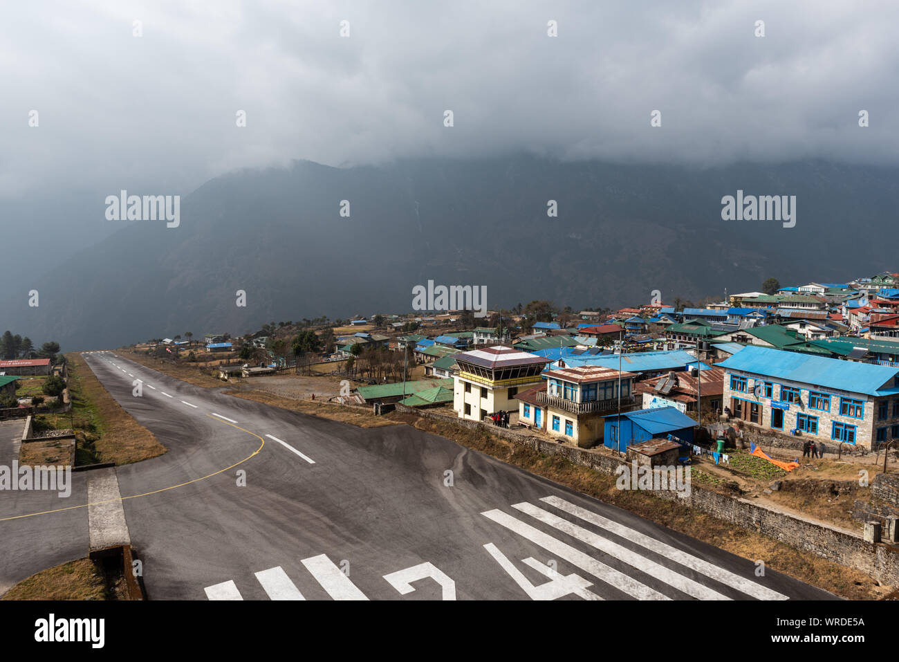 Runway airport lukla nepal hi-res stock photography and images - Alamy