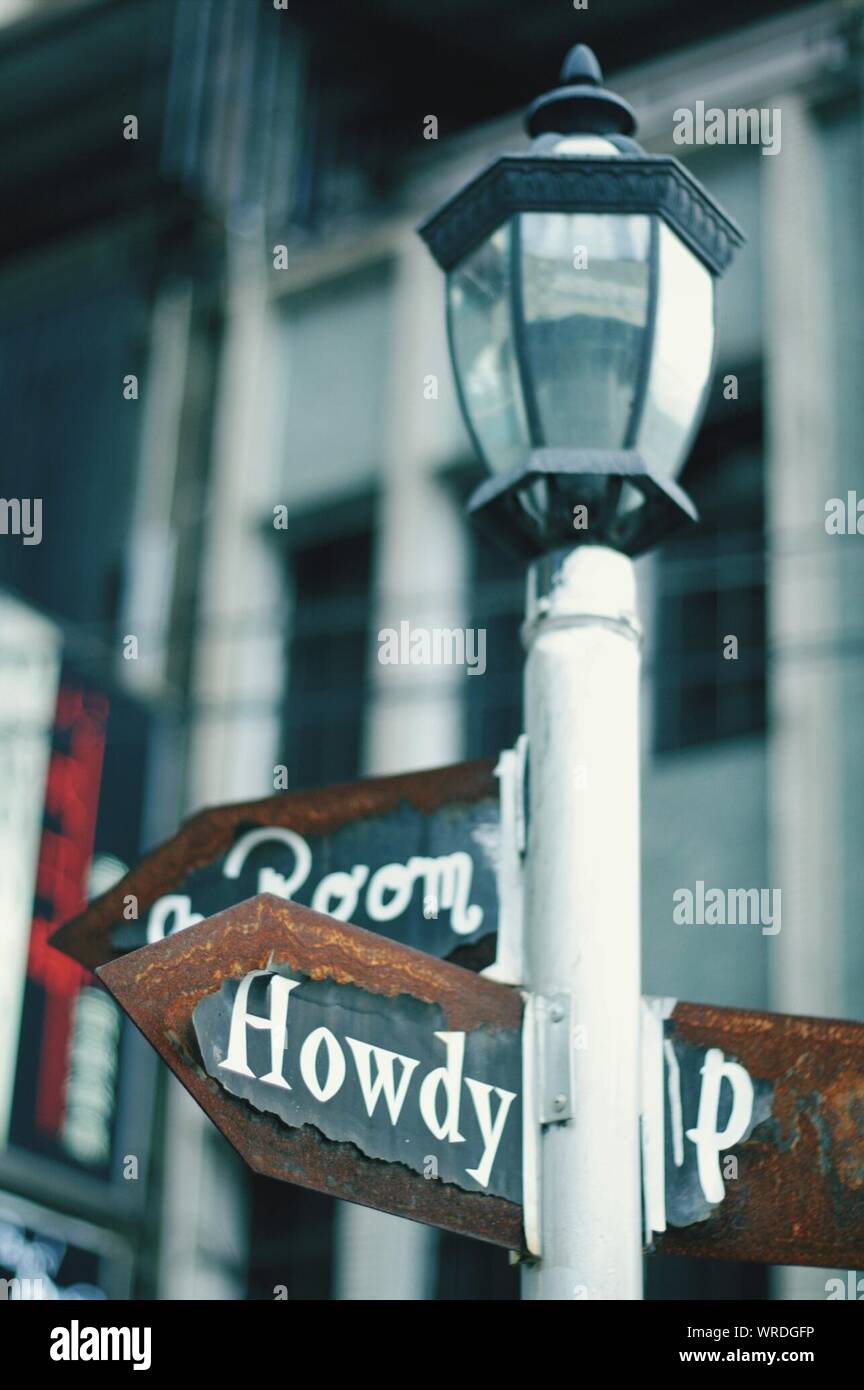Lamp post sign hi-res stock photography and images - Alamy