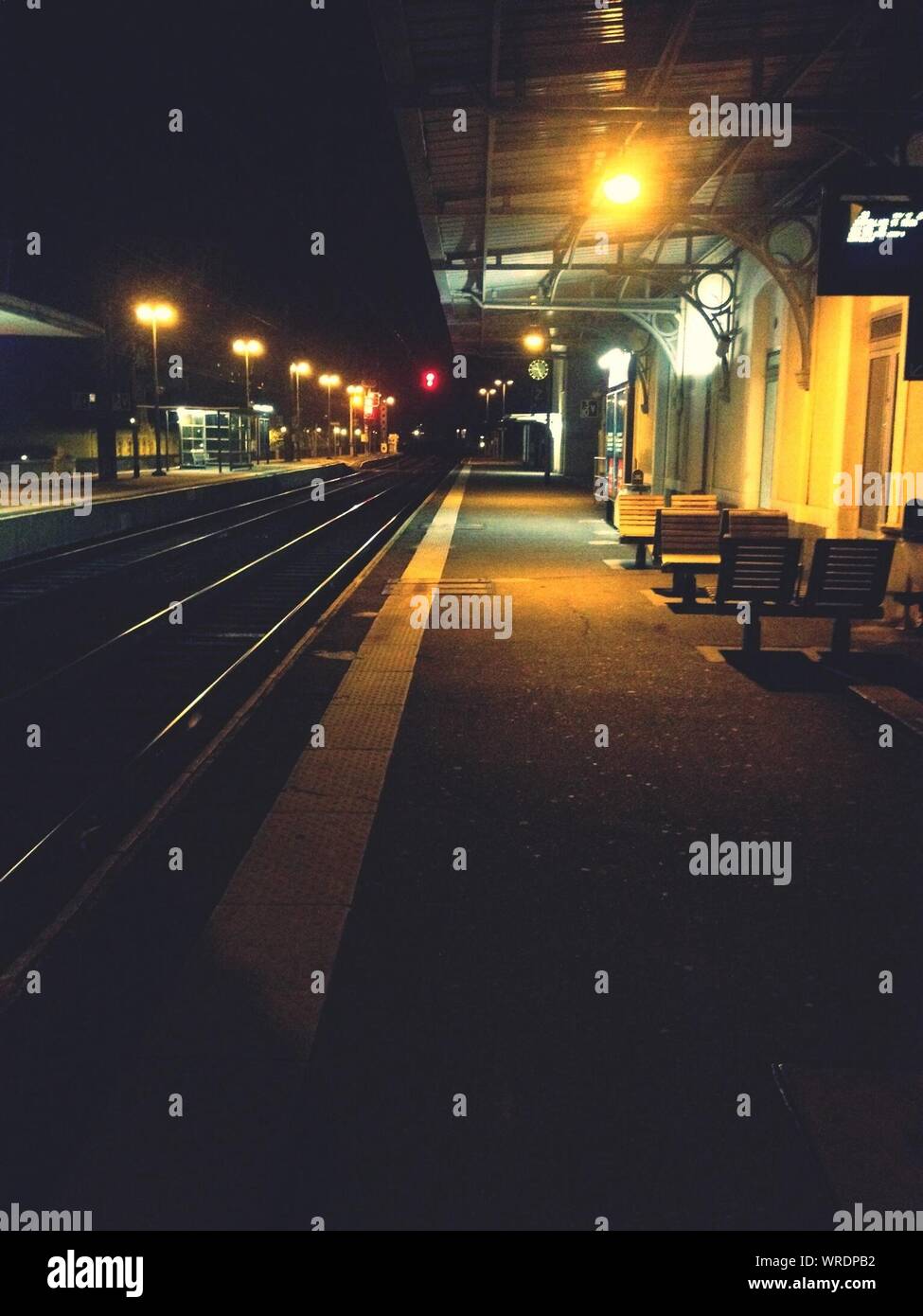 Empty railroad station night architecture hi-res stock photography and ... Empty railroad station night architecture hi-res stock photography and ...