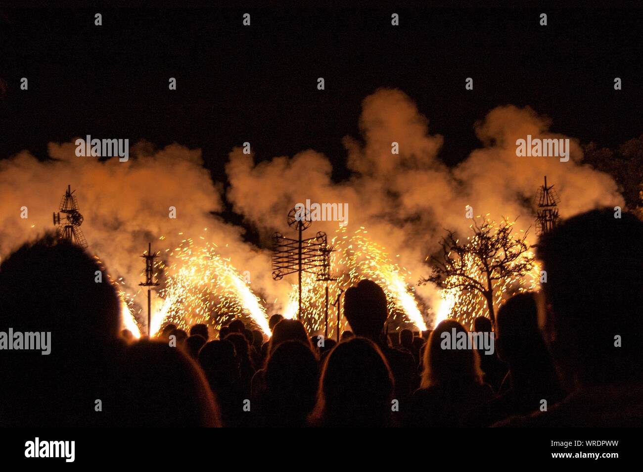 Crowd watching firework display hi-res stock photography and images - Alamy