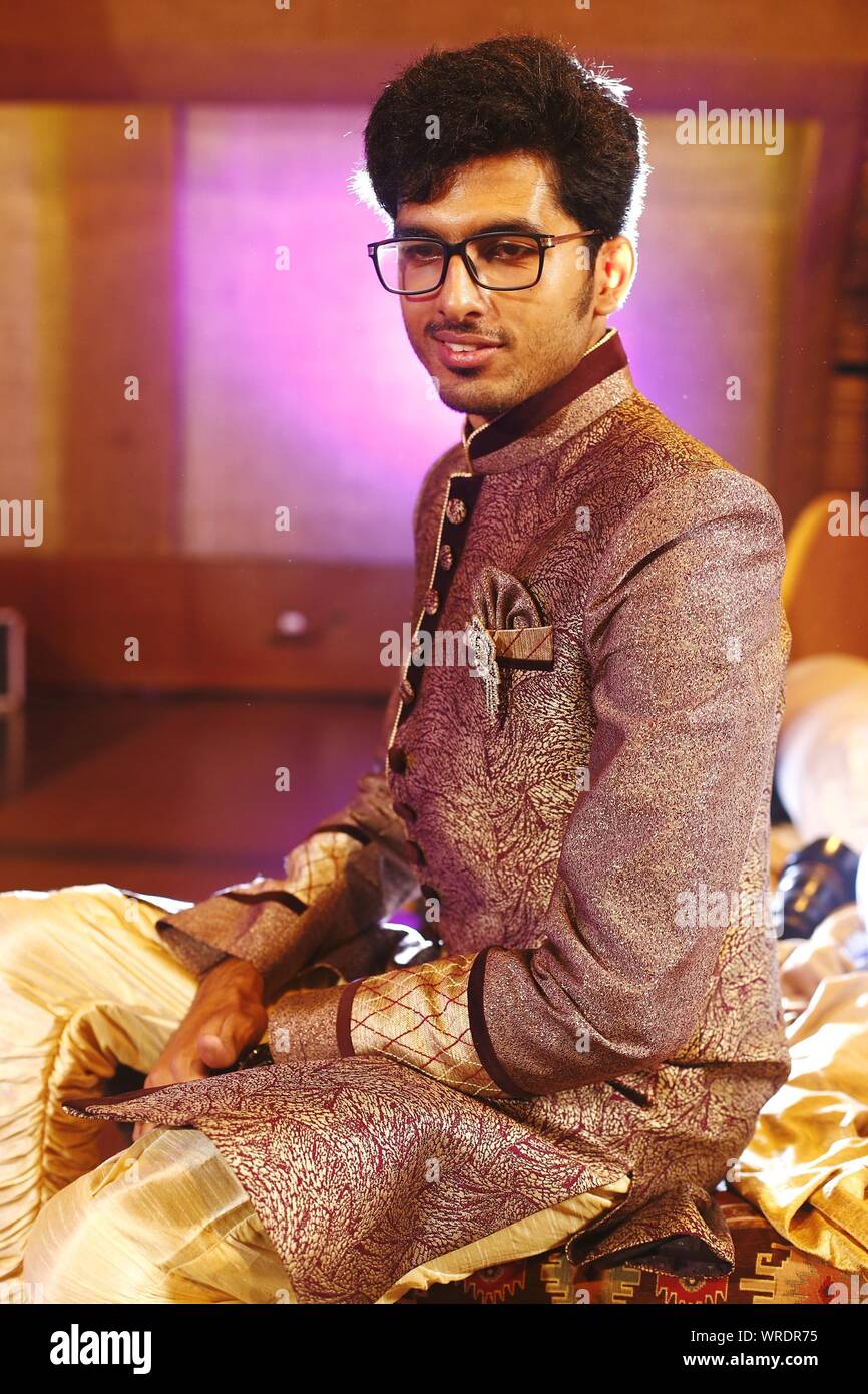 Man calcutta clothing hi-res stock photography and images - Alamy