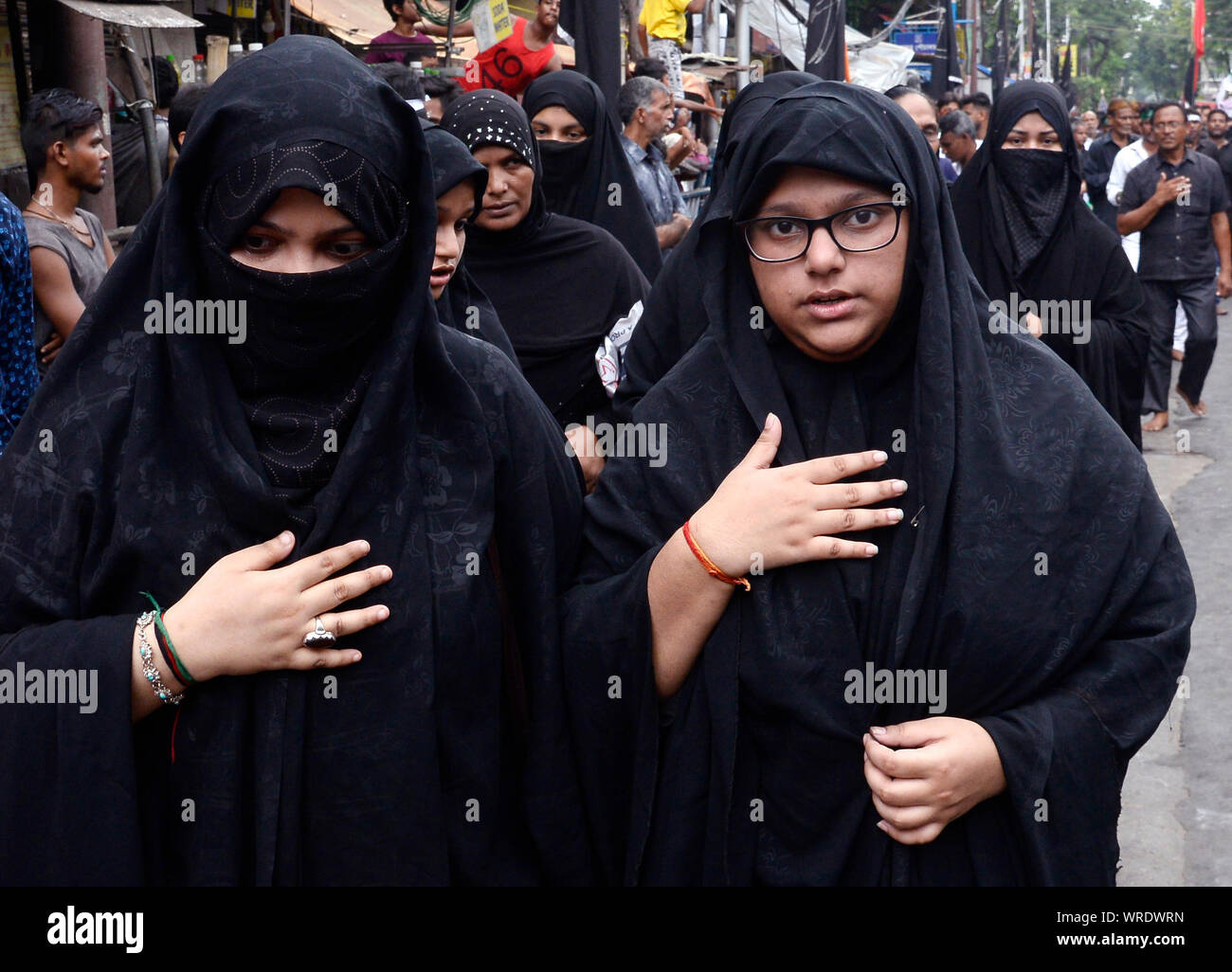 Kolkata, India. 10th Sep, 2019. Shiite Muslim mourns during the tajia ...