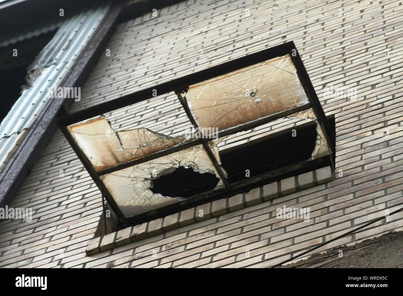 Day exterior broken glass hi-res stock photography and images - Alamy