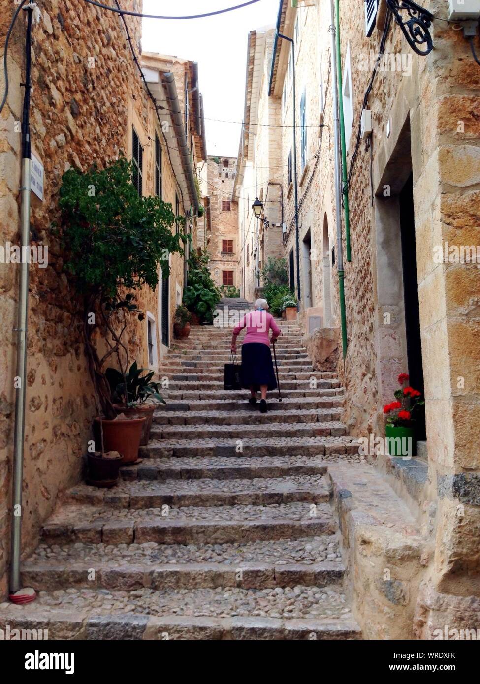 Steps between buildings hi-res stock photography and images - Alamy