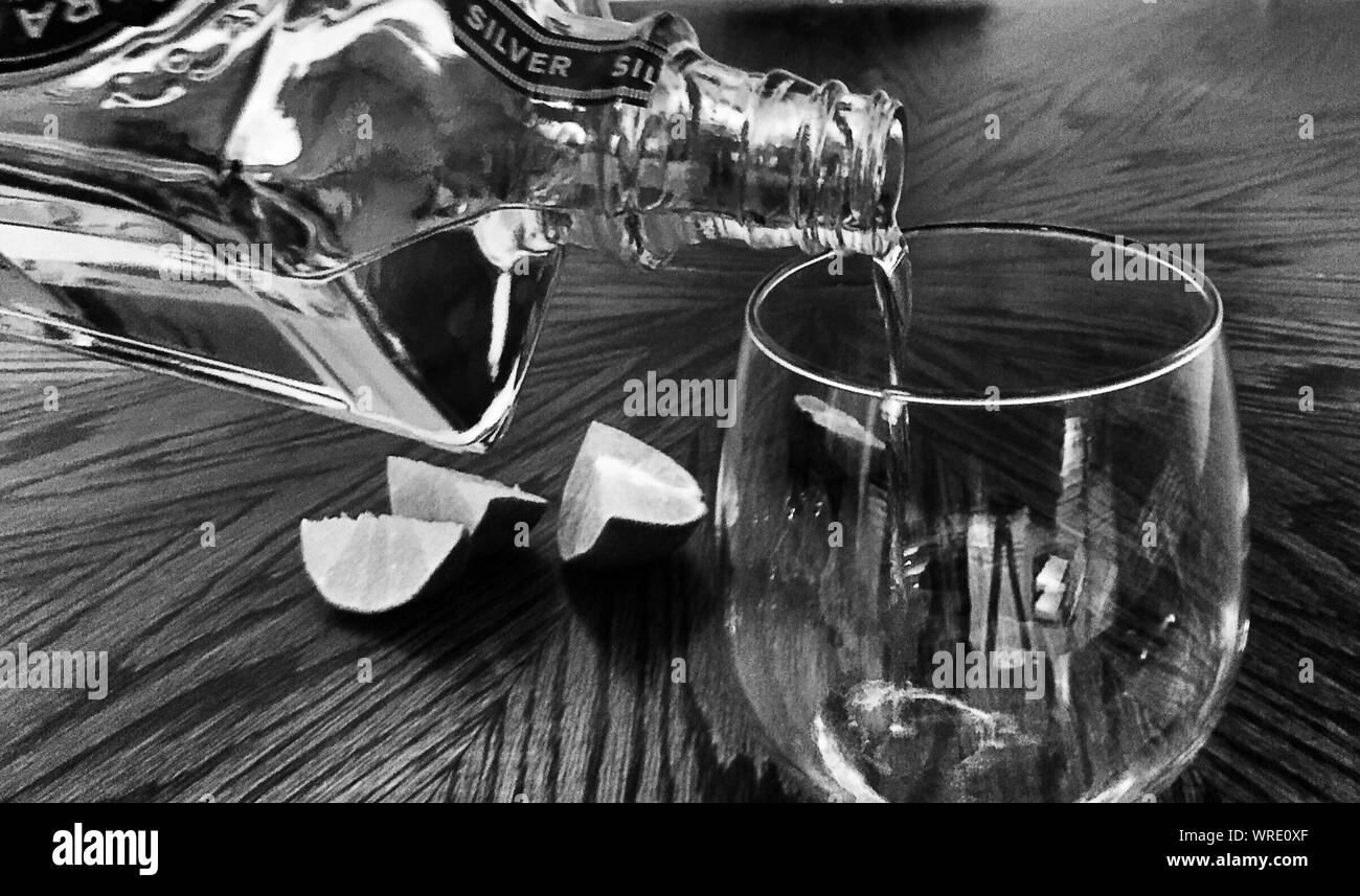 Pouring vodka hi-res stock photography and images - Alamy