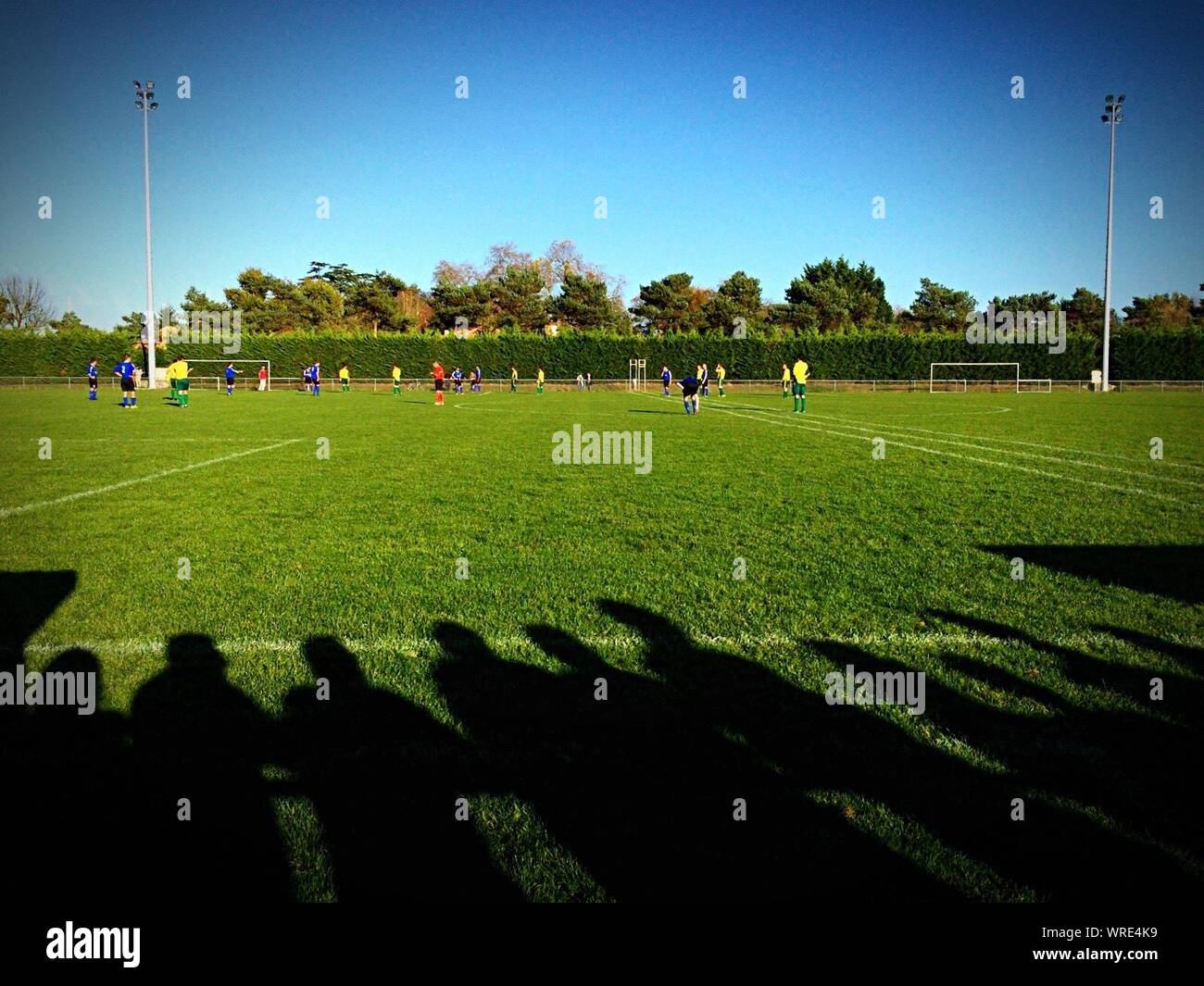 Large group of spectators hi-res stock photography and images - Alamy