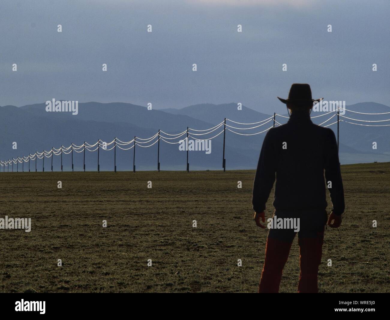 Standing cowboy hi-res stock photography and images - Alamy