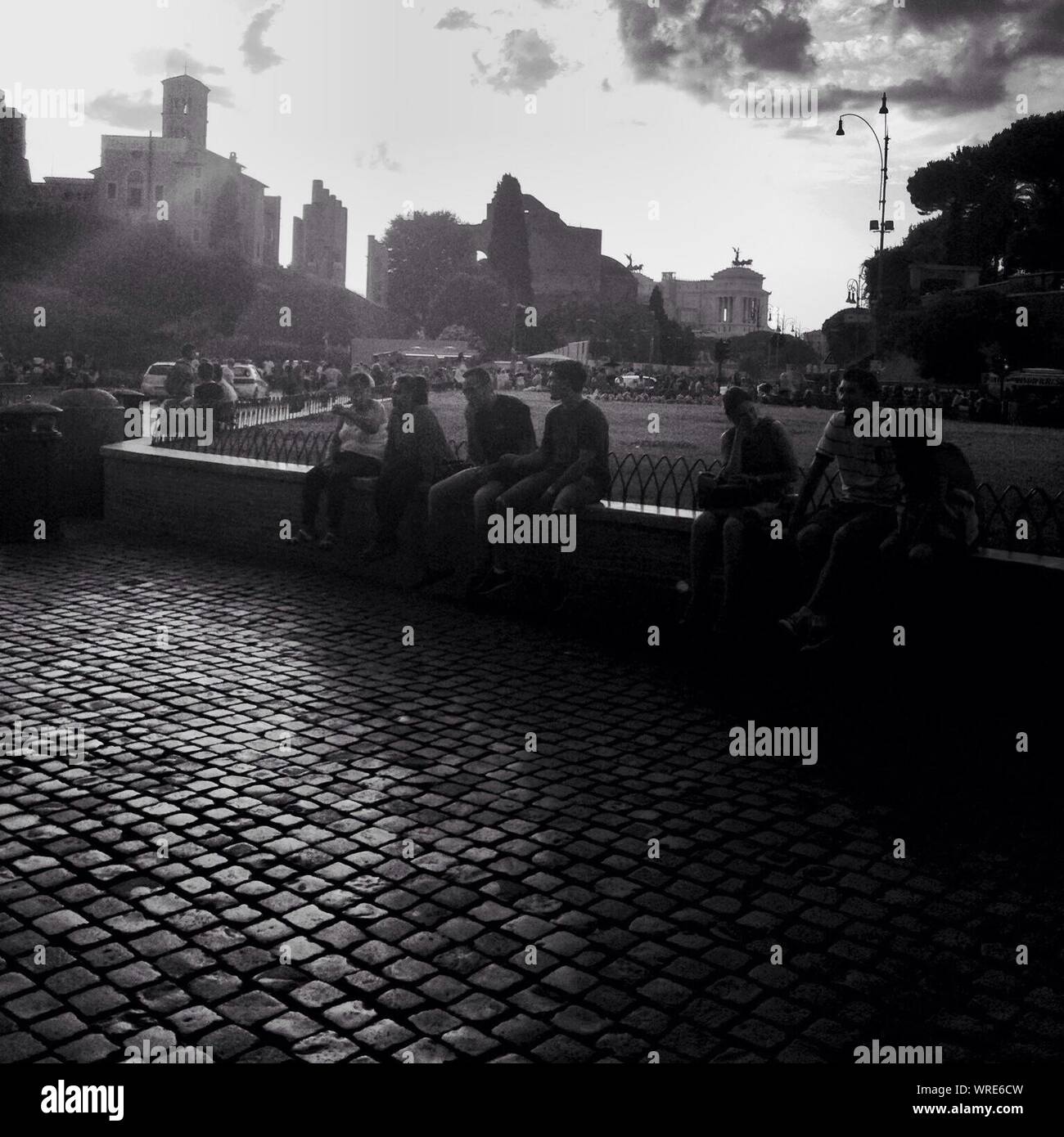 People sitting on wall hi-res stock photography and images - Alamy