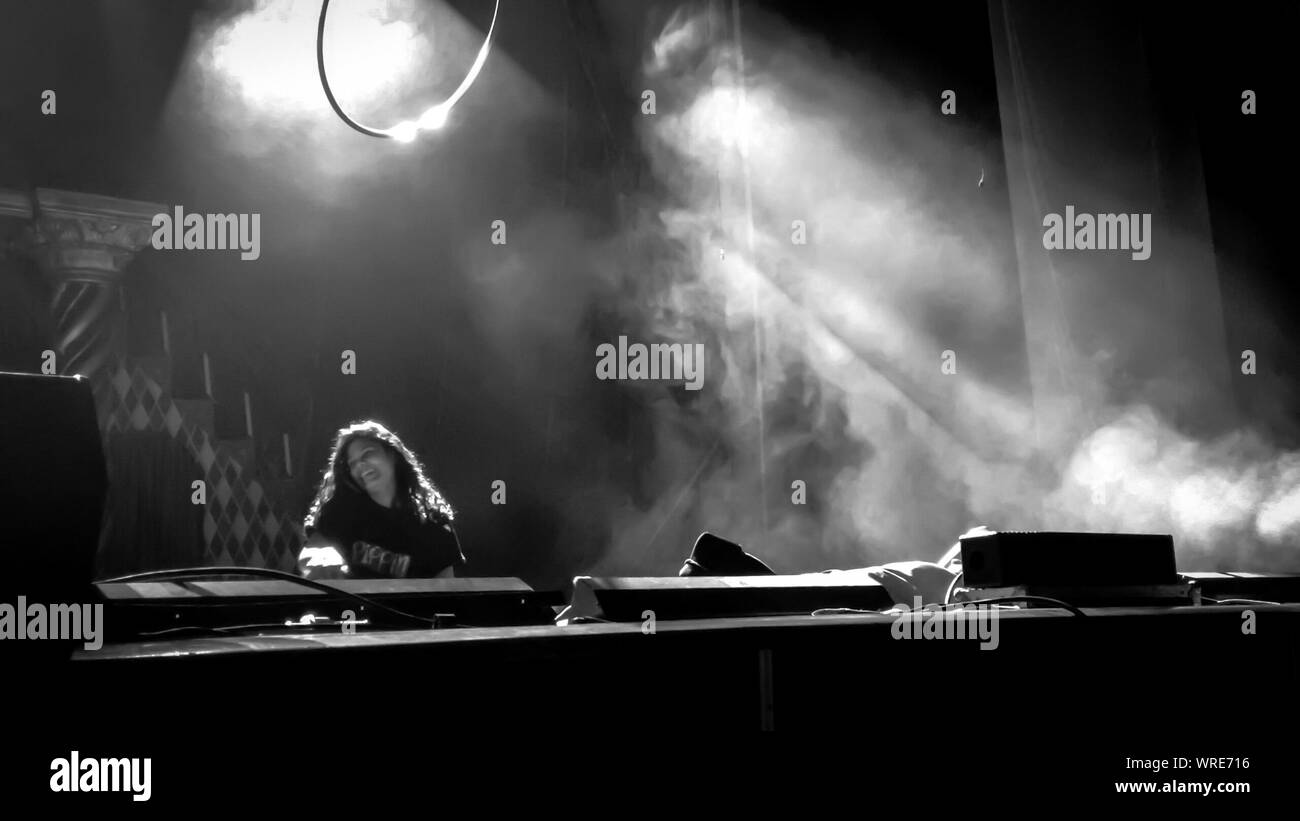 Happy on stage hi-res stock photography and images - Alamy