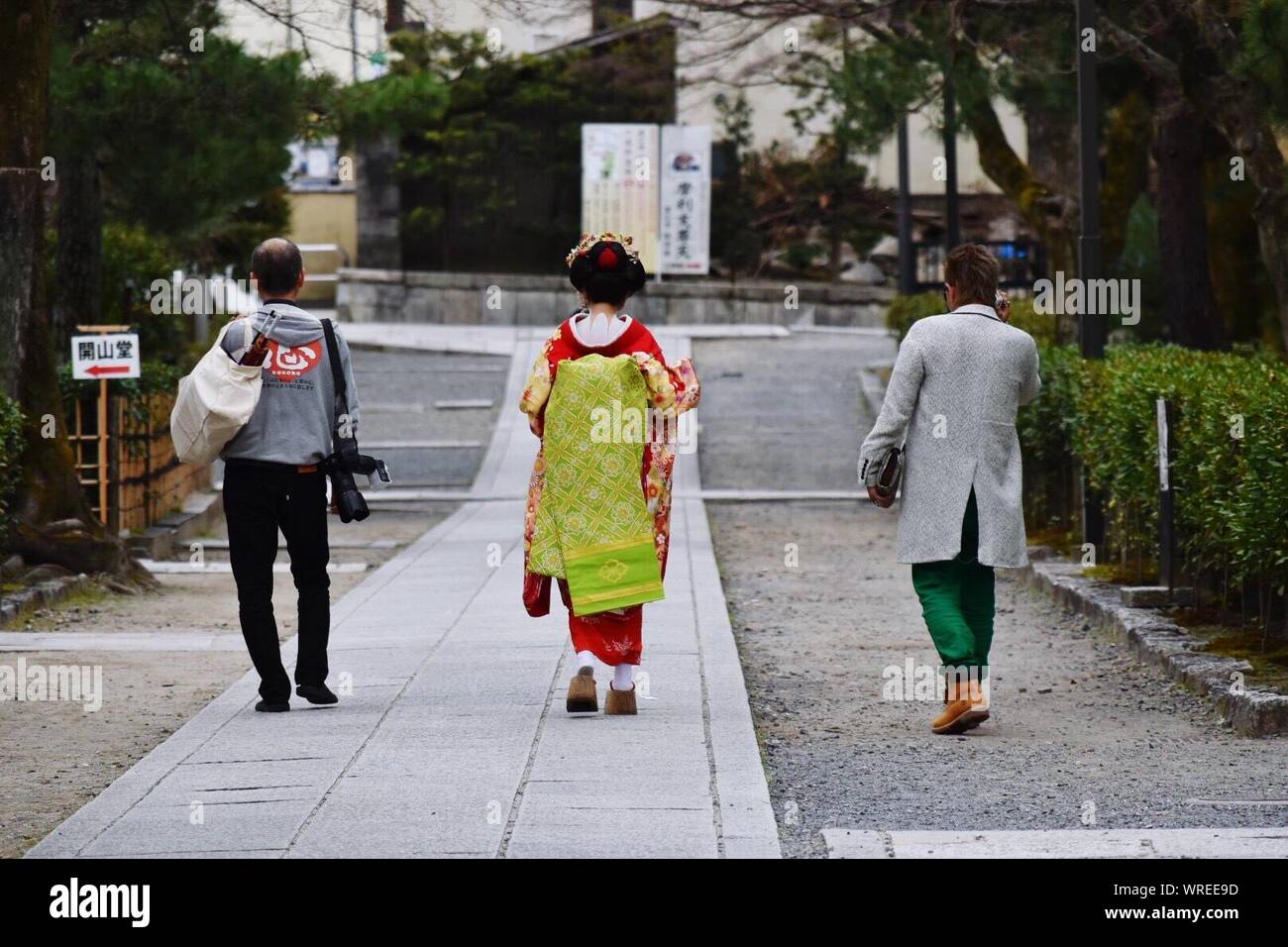 Geisha on street hi-res stock photography and images - Alamy