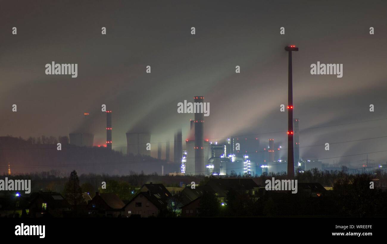 Industrial skyline night hi-res stock photography and images - Alamy