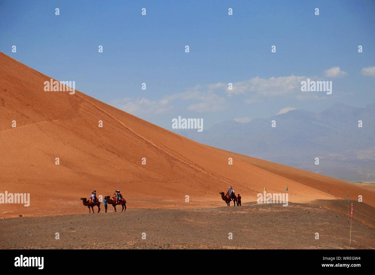 People in desert hi-res stock photography and images - Alamy