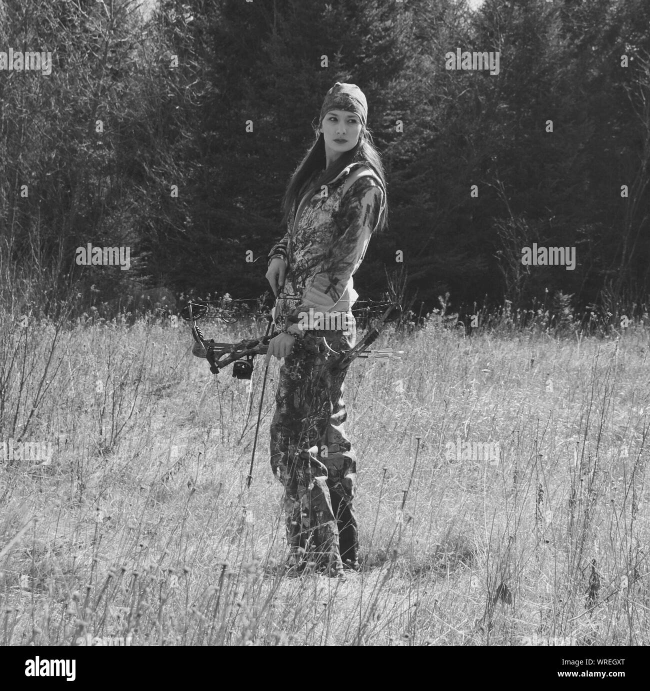 Female bow hunting hi-res stock photography and images - Alamy