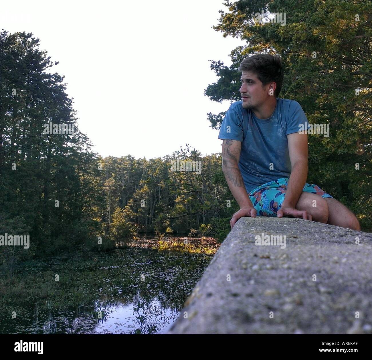 Man sitting on wall hi-res stock photography and images - Alamy